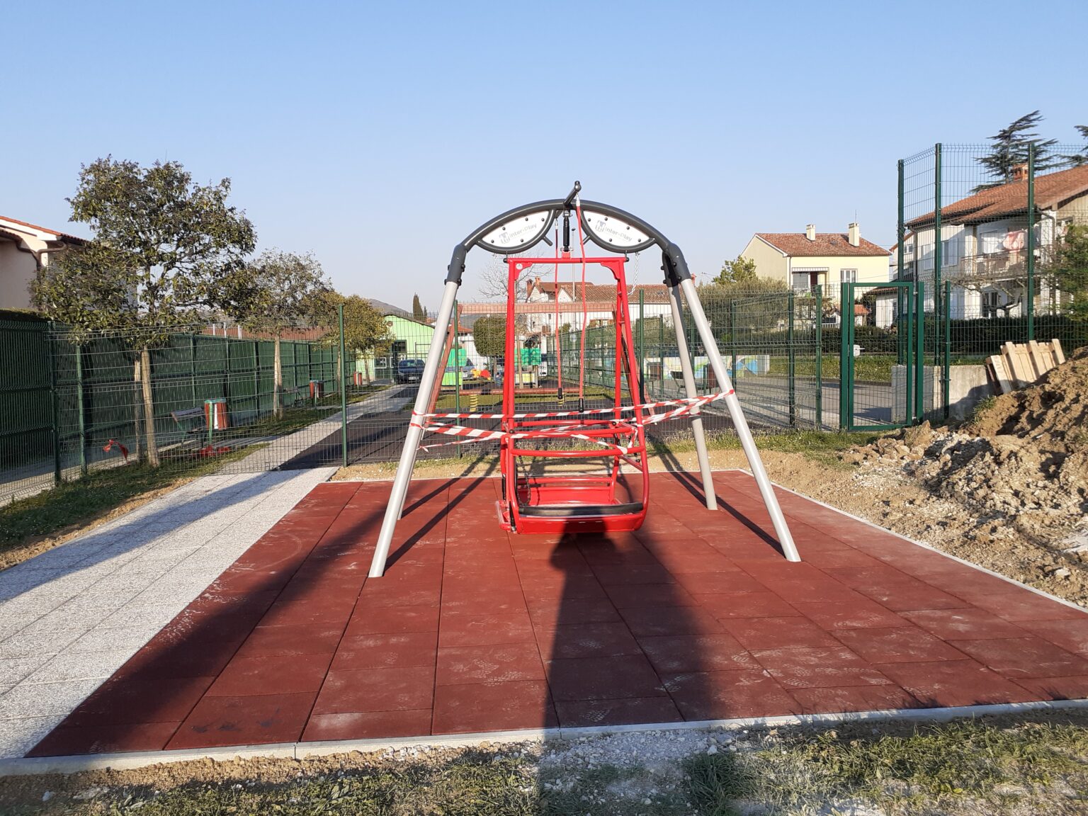 Mediteranski vrt v Bertokih bo bogatejši za gugalnico za gibalno ...